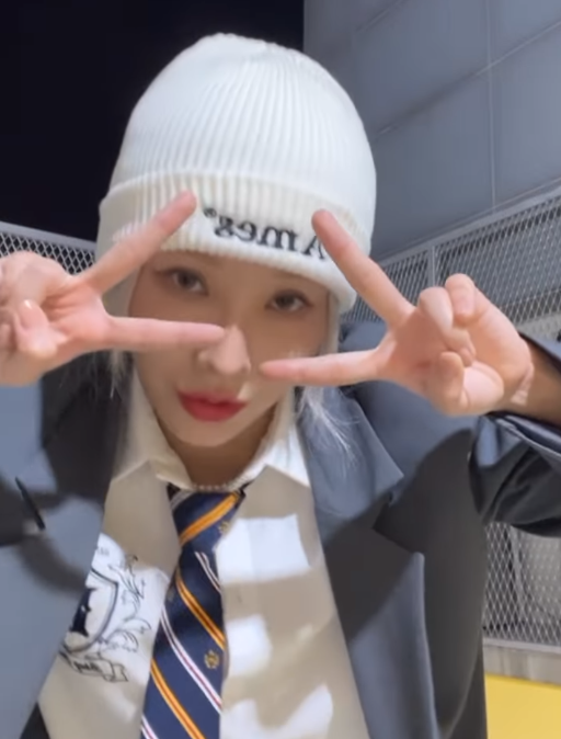 MANNEQUEEN BUCKEY,CIX BX 佩戴毛线帽 | GVG STORE K-POP, K-时装店 全球直接配送